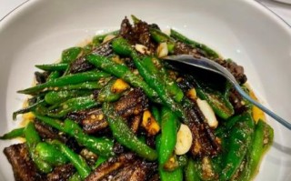 青椒焖蛇怎么做_青椒焖蛇的家常做法