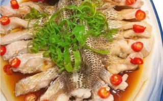 鲈鱼怎么清蒸好吃呢_鲈鱼清蒸步骤详解