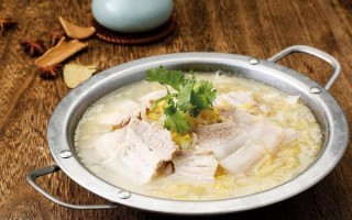 酸菜白肉火锅怎么做_酸菜白肉火锅用什么肉