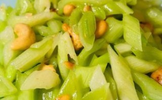 清炒西芹怎么炒才脆_清炒西芹要不要焯水
