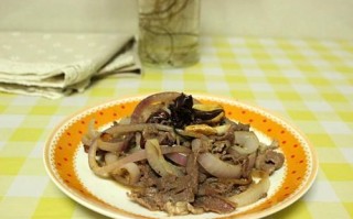 羊肉炒洋葱怎么做_羊肉炒洋葱的家常做法