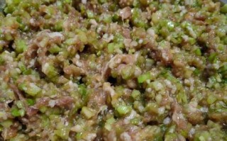 芹菜肉馅饺子怎么做_芹菜饺子馅怎么调才香