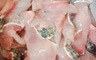 酸菜鱼片怎么切_鱼片不碎技巧