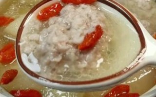 雪梨肉饼汤怎么做_雪梨肉饼汤的功效与禁忌