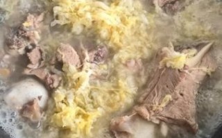 大骨棒炖酸菜怎么做_酸菜炖多久才入味