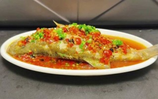 剁椒鲈鱼怎么做才正宗_剁椒鲈鱼蒸多久才嫩滑