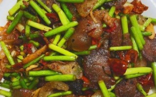 蒜苔炒腊肉怎么做_腊肉炒蒜苔要不要焯水