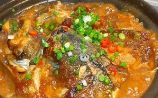 砂锅鱼头煲怎么做_砂锅鱼头煲用什么鱼头
