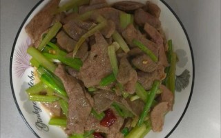 芹菜炒猪肝怎么做_芹菜炒猪肝焯水吗