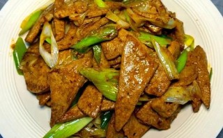 洋葱炒猪肝怎么做不腥_猪肝嫩滑技巧