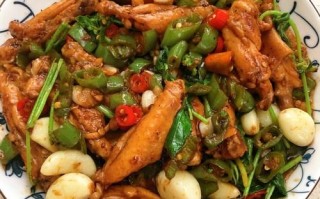 鸡翅跟什么菜配炒好吃_鸡翅炒什么菜最香