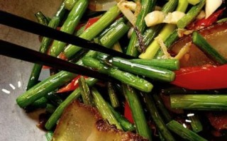 蒜苗炒腊肉怎么做_腊肉先煮还是先蒸