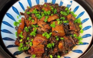 梅干菜扣肉的家常做法_怎么蒸才不腻