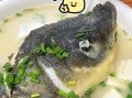 豆腐炖鱼头怎么做_鱼头炖豆腐先煎还是先焯水