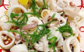 白灼鱿鱼怎么做好吃_白灼鱿鱼焯水几分钟