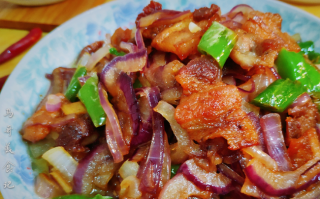 洋葱回锅肉怎么做_回锅肉用洋葱还是青椒