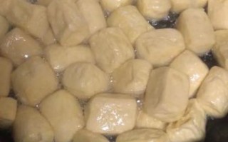 豆腐泡怎么炸才蓬松_豆腐泡炸圆的诀窍