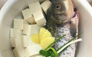 鲫鱼豆腐汤怎么做好吃又白_鲫鱼豆腐汤变白技巧