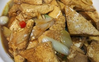 小葱炒豆腐怎么做_小葱炒豆腐需要焯水吗