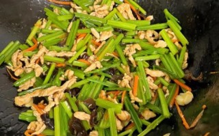 炒芹菜怎么炒才脆_芹菜炒肉要不要焯水