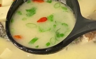 鲫鱼汤怎么做才白_鲫鱼汤去腥技巧