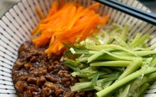 炸酱面怎么做好吃_正宗炸酱面做法视频