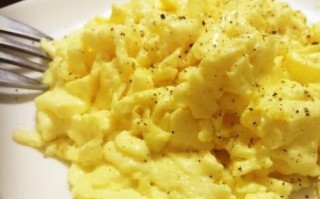 西式炒蛋怎么做才蓬松_西式炒蛋需要加牛奶吗