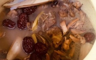 墨鱼排骨汤怎么做_墨鱼排骨汤的家常做法