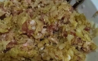 酸菜馅饺子怎么调馅好吃_酸菜饺子馅做法窍门