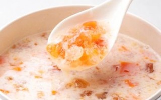 桃胶木瓜炖牛奶怎么做_桃胶木瓜炖牛奶的功效