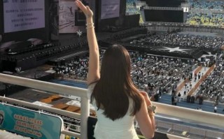 化身孤岛的鲸原唱是谁_周深为何能唱出深海孤独感