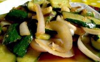 洋葱炒黄瓜怎么做_洋葱炒黄瓜要不要焯水