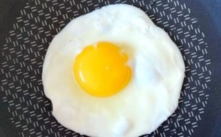 早餐煎鸡蛋怎么做_煎鸡蛋不粘锅技巧