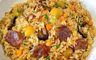 电饭锅腊肠焖饭怎么做_腊肠焖饭水米比例是多少