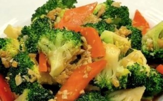 蒜蓉西兰花怎么做_西兰花焯水几分钟才脆绿