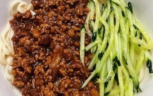 炸酱面怎么做_家庭炸酱面做法