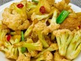 洋葱炒花菜怎么做_花菜焯水几分钟