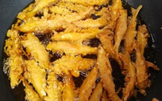 小鱼怎么炸才酥脆_小鱼炸多久才金黄