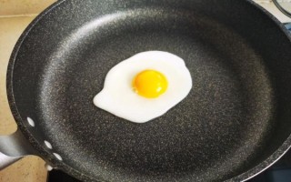 煎鸡蛋不粘锅的技巧_煎鸡蛋需要几分钟