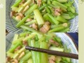 胡芹炒肉怎么做_胡芹炒肉需要焯水吗