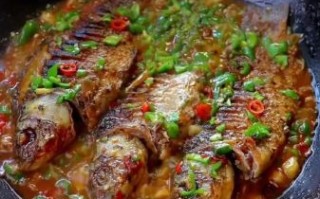 酱焖鲫鱼的家常做法_酱焖鲫鱼怎么做才入味