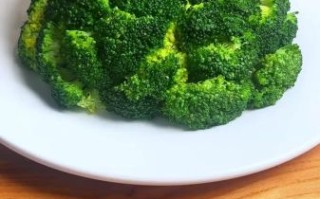 白灼西兰花怎么做_焯水几分钟才脆绿