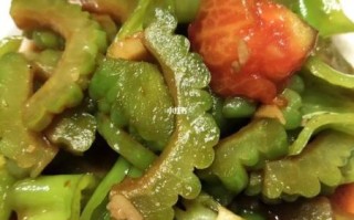 青椒炒苦瓜怎么做不苦_苦瓜炒前要不要焯水
