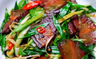 蒜苗炒腊肉怎么做_家常腊肉炒蒜苗技巧