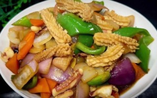 香辣鱿鱼炒洋葱怎么做_炒多久才脆嫩