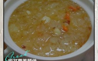 莲子银耳羹怎么做_莲子银耳羹的功效与禁忌