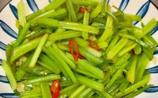 素炒芹菜怎么炒好吃_芹菜要不要焯水