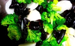 西兰花炒木耳怎么做_西兰花炒木耳焯水吗