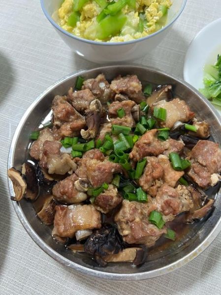 香菇炖排骨怎么做_香菇炖排骨需要焯水吗-第1张图片-山城妙识 香菇炖排骨怎么做_香菇炖排骨需要焯水吗-第1张图片-山城妙识