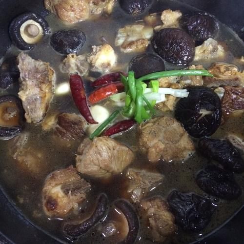 香菇炖排骨怎么做_香菇炖排骨需要焯水吗-第2张图片-山城妙识 香菇炖排骨怎么做_香菇炖排骨需要焯水吗-第2张图片-山城妙识